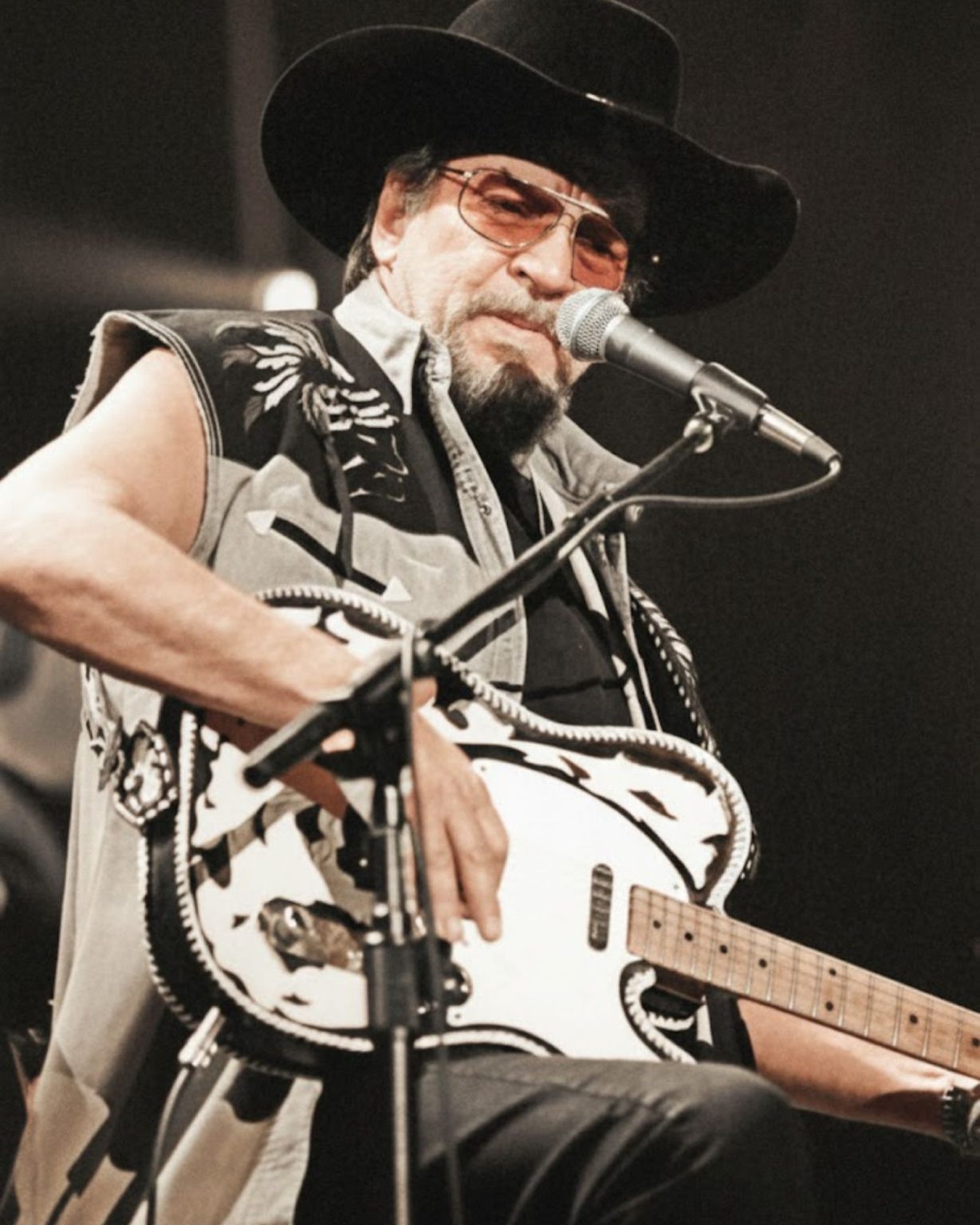 The Outlaw’s Last Throne: A Legend Refuses to Bow In the dusty twilight ...