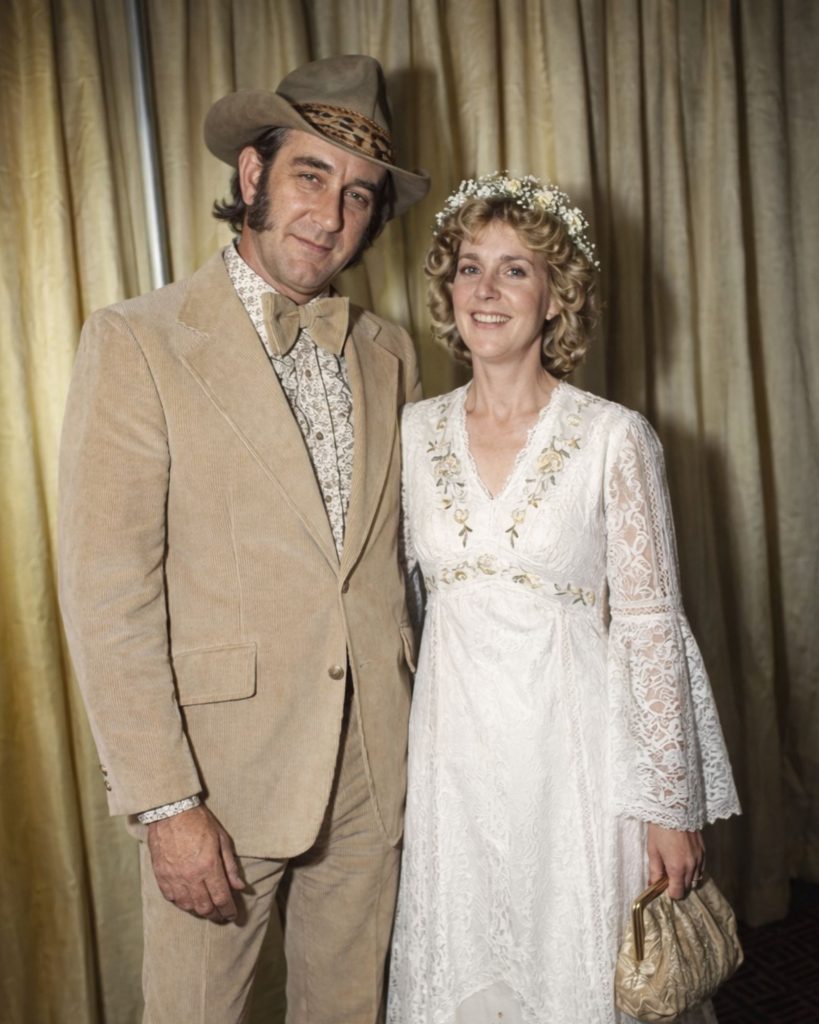 THE QUIET LOVE STORY BEHIND DON WILLIAMS’ GENTLE VOICE Long before the ...