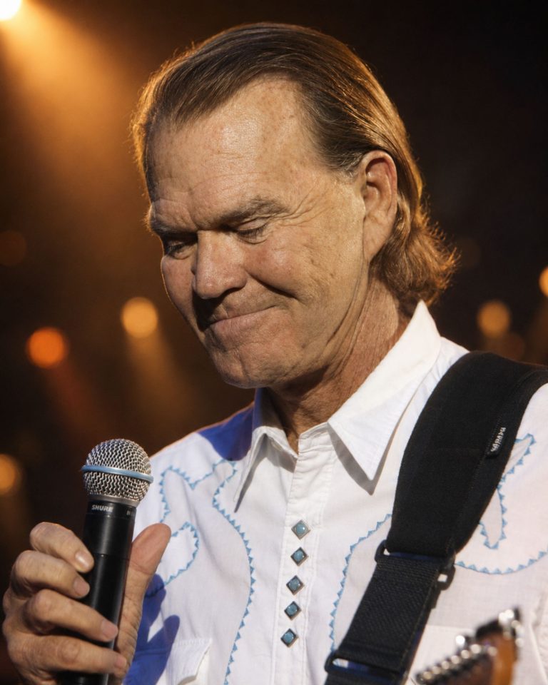 HE FORGOT THE WORDS TO HIS OWN SONG ON STAGE. THEN THE AUDIENCE GAVE ...
